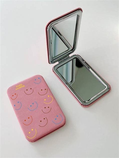 مدل آینه جیبی؛ از ضروری ترین وسایل داخل کیف هر خانم