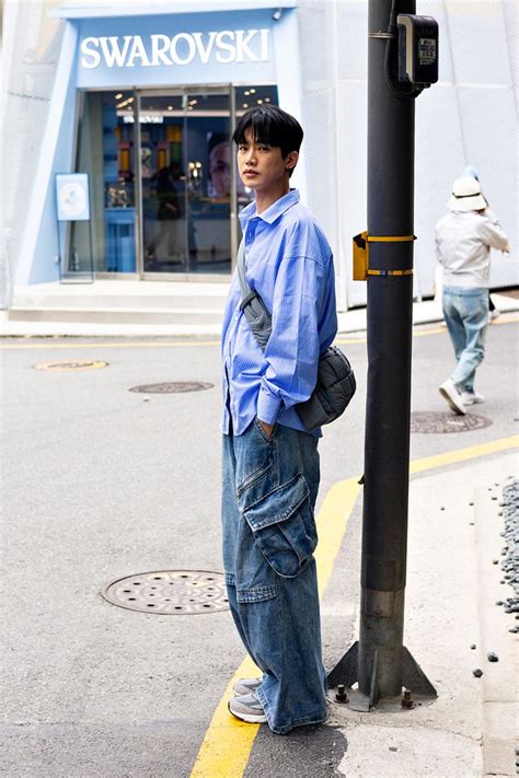 오늘자 스트리트 패션 독특한 아이템들로 연출한 스타일 In 2024