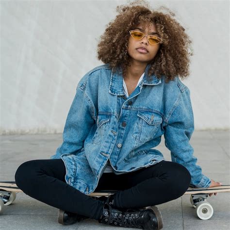 Ragazza Del Tiro Medio Che Posa Sul Pattino Foto Gratis