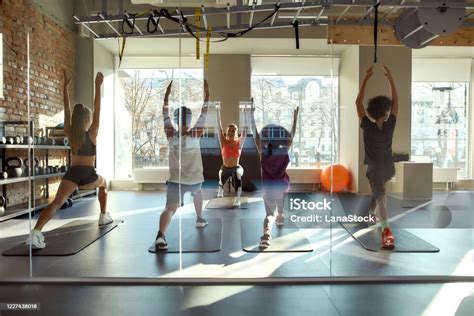 요가의 세계에 가입하세요 체육관에서 여성 트레이너와 함께 요가 운동을하고 아이들의 전체 길이 샷 화창한 날에 스트레칭 스포츠 건강한 삶 체육 개념 체육관에 대한 스톡 사진