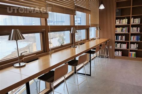 도서관 인테리어 Yanggiri 사진 도서관 실내 내부 책상 의자 책꽂이 디자인 서적 열람실 인테리어 배경 인테리어 기업 사무실 디자인 책꽂이 디자인