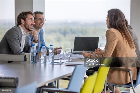 컨퍼런스 테이블에 앉아 긍정적인 감정으로 협상하는 4명의 비즈니스 인원 4 명에 대한 스톡 사진 및 기타 이미지 4 명 경영자 계획 Istock