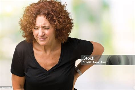 격리를 통해 아름 다운 중간 어른 고위 여자 통의 고통을 다시 손으로 근육의 통증 감동 배경 아픔에 대한 스톡 사진 및 기타 이미지 Istock