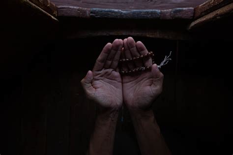 아시아 종교 무슬림 남자의 손 하나님으로부터 축복은 다양한 위험에서 무료로 낮은 빛에서 촬영 기도하기에 대한 스톡 사진 및 기타 이미지 Istock