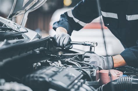 정비사는 차고에서 자동차의 엔진에서 작동합니다 수리 세 Diy에 대한 스톡 사진 및 기타 이미지 Diy Motor