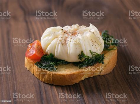 토마토 조각과 구운 허브를 나무 테이블에 빵 조각에 데친 계란 건강한 식생활에 대한 스톡 사진 및 기타 이미지 건강한 식생활