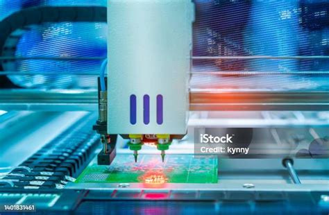 납땜 또는 용접 부품 중 인쇄 회로 기판 조립 기계용 자동 로봇 공장 산업 건물에 대한 스톡 사진 및 기타 이미지 공장 산업 건물 중국 컴퓨터 Istock