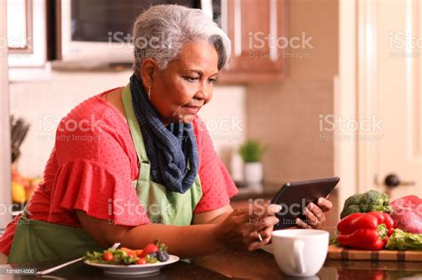 가정 부엌에서 요리 하는 수석 성인 여자 야채 디지털 태블릿 여자에 대한 스톡 사진 및 기타 이미지 여자 중장년 태블릿 Istock