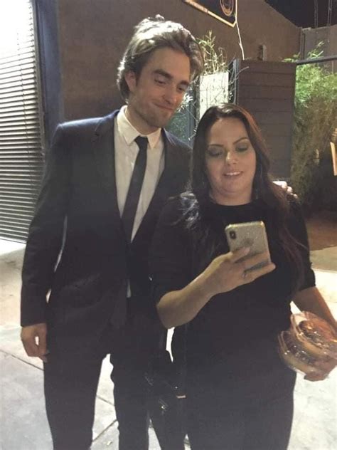 팬이랑 같이 사진 찍고 표정 굳는 로버트 패틴슨  인스티즈 Instiz 이슈 카테고리