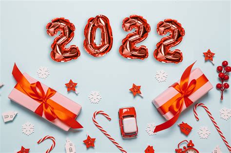 크리스마스와 새해 인사말 카드 플랫 레이 핑크 선물 또는 선물 상자 2022 번호와 파란색 상단보기에 색종이 12월 31일에 대한 스톡 사진 및 기타 이미지 Istock