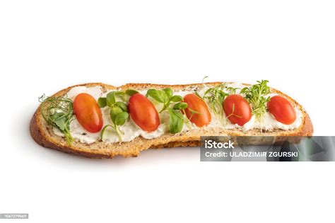 크림 치즈 토마토 및 흰색에 고립 된 마이크로 그린을 곁들인 긴 흰색 빵 샌드위치 측면보기 샌드위치 음식에 대한 스톡 사진 및 기타 이미지 Istock