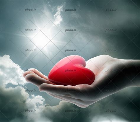 عکس با کیفیت قلب قرمز در دست عکس با کیفیت و تصاویر استوک حرفه ای
