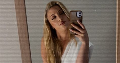 Amy Van Og3ne Uit De Kleren Op Pikante Spiegelselfie