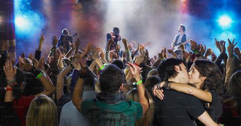 군중 앞에 서있는 두 사람 사진 Unsplash의 팬 매니아 이미지