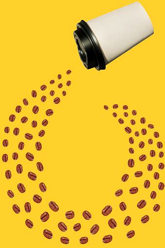 분홍색 배경에 고립 된 커피 콩을 붓는 크래프트 종이 컵 커피 흐름 에코 크리에이티브 핫 드링크 2020년에 대한 스톡 사진 및 기타 이미지 Istock