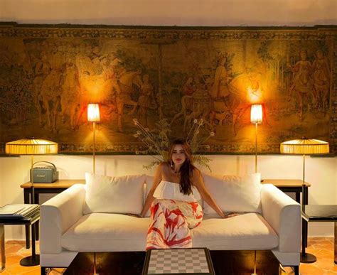 Sofia Vergara 52 Fans Joke Are You A Vampire As Actress Looks 25 Posing During Her