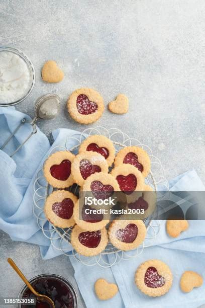 가벼운 회색 아름다운 배경에 딸기 잼과 파우더 설탕전통적인 린저 쿠키 맨 위 보기입니다 발렌타인 데이에 전통 수제 오스트리아 달콤한 디저트 음식 휴일 간식 개념 0명에 대한