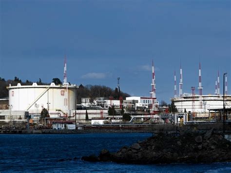 Синдикатът на българските нефтохимици ЛУКОЙЛ Обезпокоени сме че с нашето предприятие се