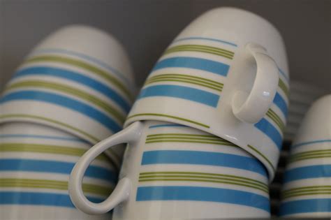 무료 이미지 구두 화이트 컵 녹색 색깔 푸른 노랑 식기류 직물 미술 쌓인 운동화 신발류 티 도자기