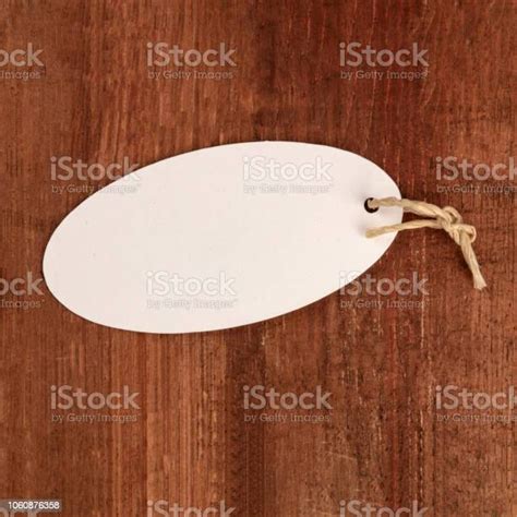 타원형 백서 레이블 또는 가격 태그 텍스트 배경에 어두운 소박한 나무 장소 위에서 촬영 사진 가격에 대한 스톡 사진 및 기타 이미지 Istock