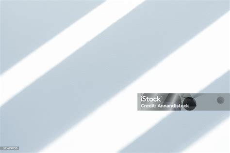 파란색 배경 여름 제품 디스플레이 선물을위한 벽 콘크리트 질감에 백색광이있는 스튜디오 룸 파스텔 블루 톤 색상의 바닥 시멘트에 추상적 인 태양 빛이있는 미니멀리스트 배경 0