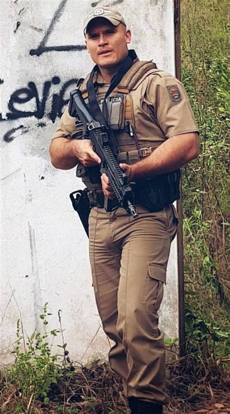 Pin On Hombres En Uniforme