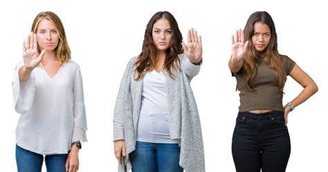 흰색 고립 된 배경 위에 세 젊은 아름 다운 여자의 그룹의 콜라주 손의 손바닥으로 노래를 중지 합니다 얼굴에 부정적이 고 심각한 몸짓으로 경고 표현 거절에 대한 스톡 사진