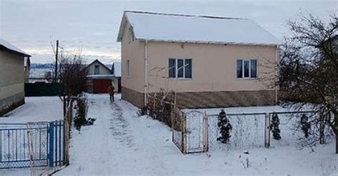 Започнах да забелязвам че съпругът ми през цялото време държи телефона си в ръце и пише на