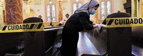 Managing Editor Thomas Tomczyk PÄyÄ The Roatan Lifestyle Magazine