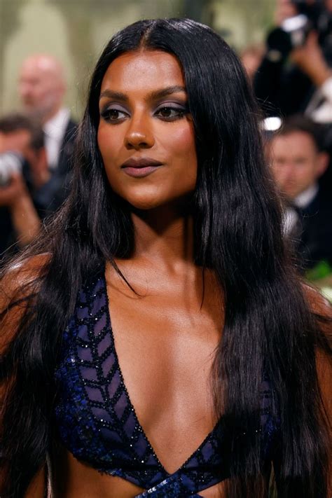 Simone Ashley Moedas Mundiais Humano Atrizes