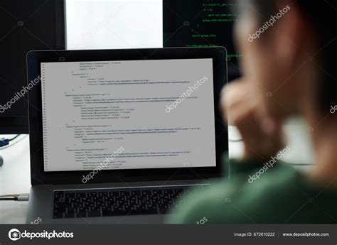 Ingeniero Devops Mirando Código Programación Ordenador Portátil