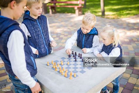 주제 어린이 학습 논리적 개발 마음과 수학 오산 전진 이동 합니다 큰 가족 형제와 여동생 백인 남자와 소녀는 체스 파크 밝은