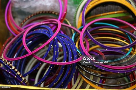 상자에 화려한 팔찌 팔찌의 일종 인도 여성을위한 전통 보석 뱅글 0명에 대한 스톡 사진 및 기타 이미지 0명 개인 장식품 다양 Istock