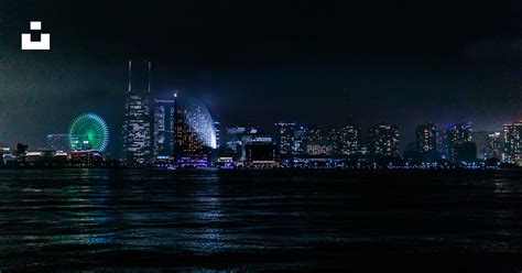 밤에는 조명이 켜진 도시 스카이라인 사진 Unsplash의 무료 건물 이미지