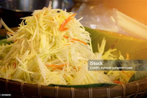 파파야 샐러드 Som 죽을 차례를 만들기 위한 주요 성분으로 사용 하 여 손으로 기계 껍질 있는 녹색 신선한 파파야 건강한 생활방식에 대한 스톡 사진 및 기타 이미지