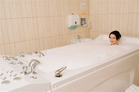 Бишофитовые ванны – цена на процедуру в санатории, показания и ...