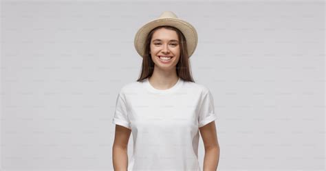 회색 배경에 고립된 여름 모자를 쓴 편안한 어린 소녀 사진 Unsplash의 초상 이미지