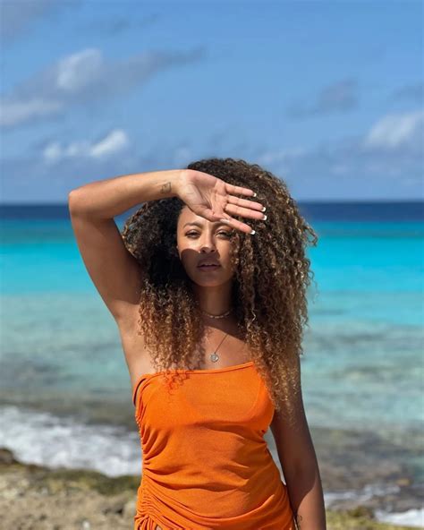 Sheron Menezzes Surge Deslumbrante Em Cenário Paradisíaco No Caribe