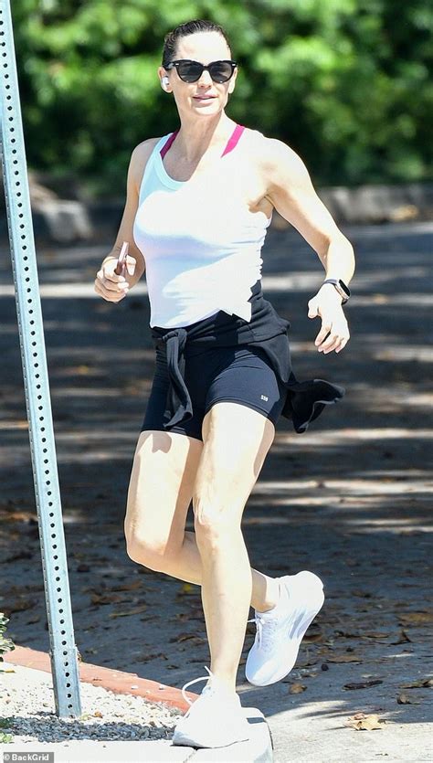 Elektras Back In Training Jennifer Garner Shows Off Her Toned Legs In Athletic Shorts On Run