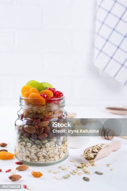 흰색 배경에서 그 라 놀라를 요리 재료로 유리 항아리 귀리 플레이크 꿀 견과류 말린 과일 및 씨 건강 한 답 0명에 대한 스톡 사진 및 기타 이미지 Istock