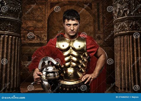 Soldado Romano En Templo Antiguo Foto De Archivo Imagen De Columna