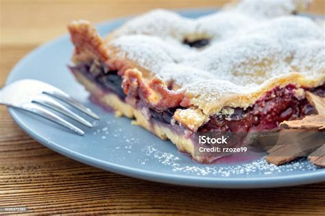 계 피와 함께 하는 매 화 타트 맛 있는 수 제 매 실 상품 구운 필드의 얕은 깊이 함께 접시에 케이크의 부분 0명에 대한 스톡