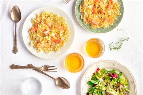 파스타와 와인 훈제 연어와 크림 소스가 있는 Farfalle 메 클 룬 샐러드 잎으로 꼭대기에서 촬영 고급 요리에 대한 스톡