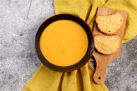 그릇에 크림을 곁들인 수제 호박 수프와 어두운 배경에 크루통 빵 평면도 플랫 레이 0명에 대한 스톡 사진 및 기타 이미지 0명 가을 건강한 생활방식 Istock