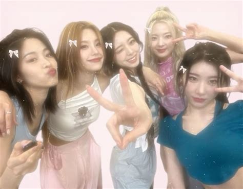 Itzy Cute Soft Pink Ot5 Icon In 2024 Itzy Couple Photography Poses
