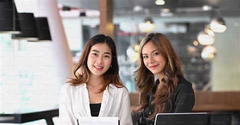 현대 사무실에 서서 카메라를 향해 웃고 있는 두 명의 젊은 매력적인 사업가의 전체 길이 초상화 사진 Unsplash의 태국 이미지