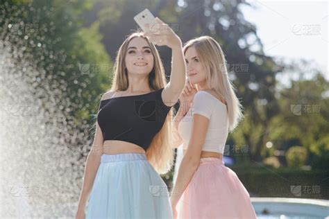 女孩 真爱永恒 水 夏天 现代 白色 魅力 人的脸部 街道 金色头发素材 花瓣网