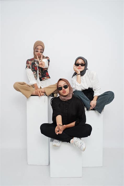 Self Studio With Bestie Pose Pose Pemotretan Referensi Pose Wanita