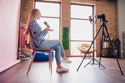 예쁜 사랑스러운 소녀 전문 인기 블로거가 스튜디오에서 비디오 라이브 스트림을 만드는 마이크 말하기 사진 16 17 살에 대한 스톡 사진 및 기타 이미지 Istock