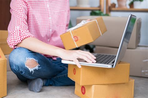 중소 기업 소유자 검사 제품 주문 직장에서 컴퓨터를 시작 합니다 프리랜서 여성 기업가 중소 판매자는 고객에 게 제공에 대 한 소포 상자를 준비 합니다 온라인 판매 인터넷